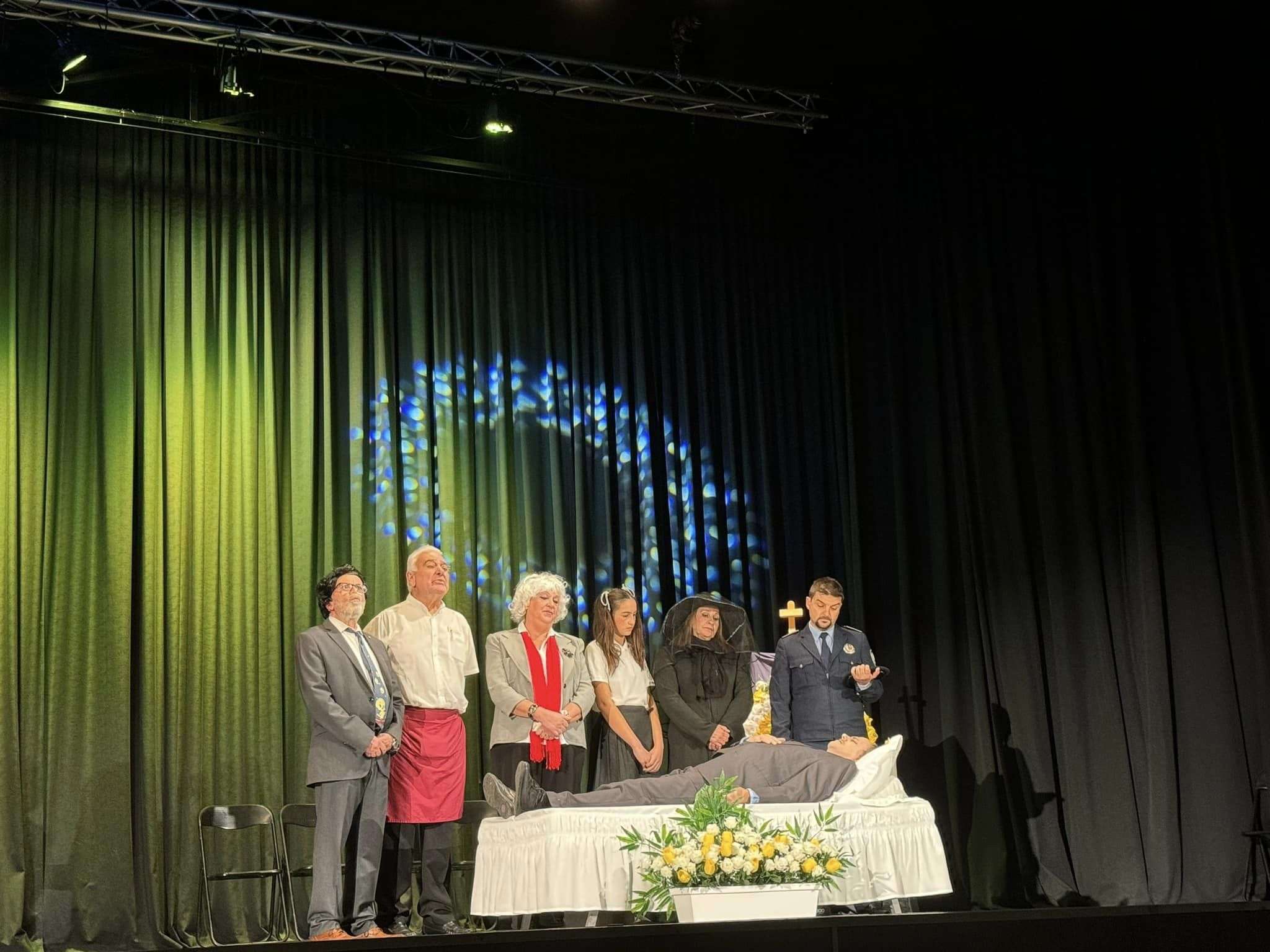 'Pésame, pésame mucho'. Una ovación rotunda para Batilo Teatro